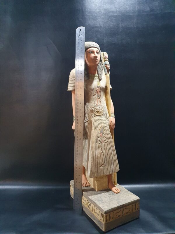 Queen HATSHEPSUT holding the stick of HATHOR and in her chest Amon Raa ...